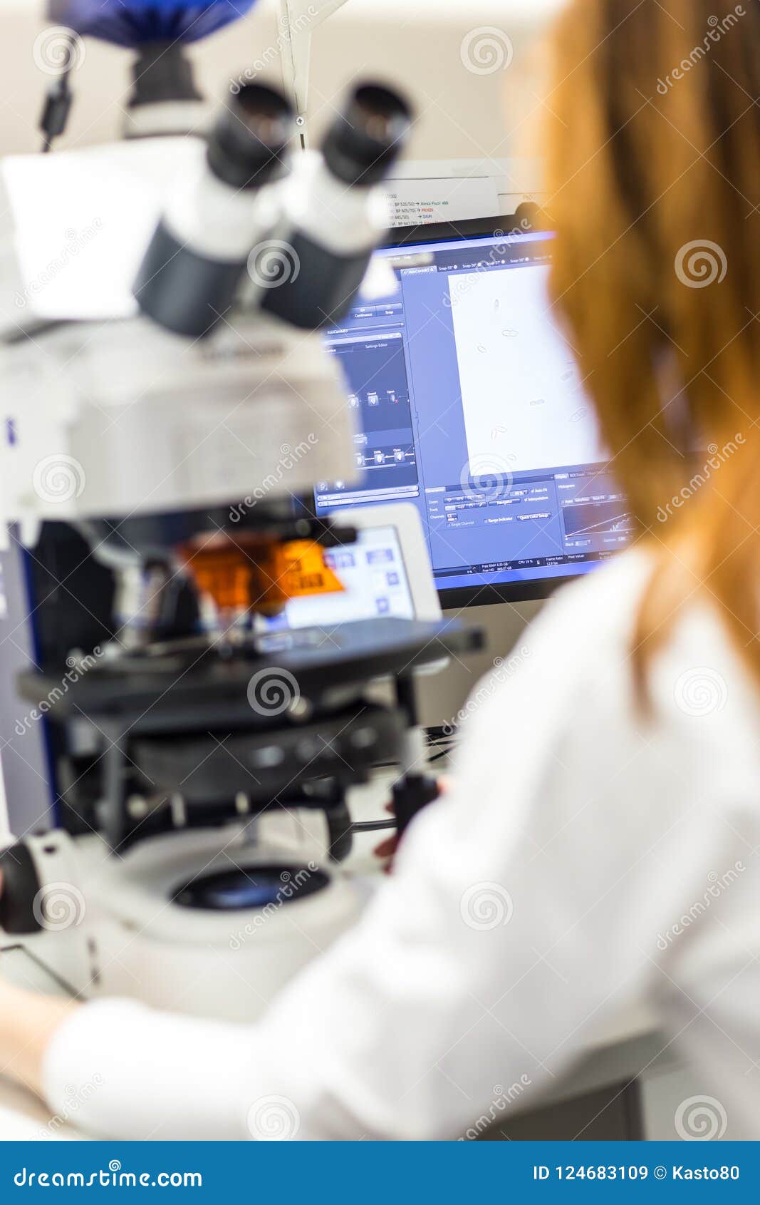 Microscoping Professionnel De Soin De Helth Sur Le Microscope ...