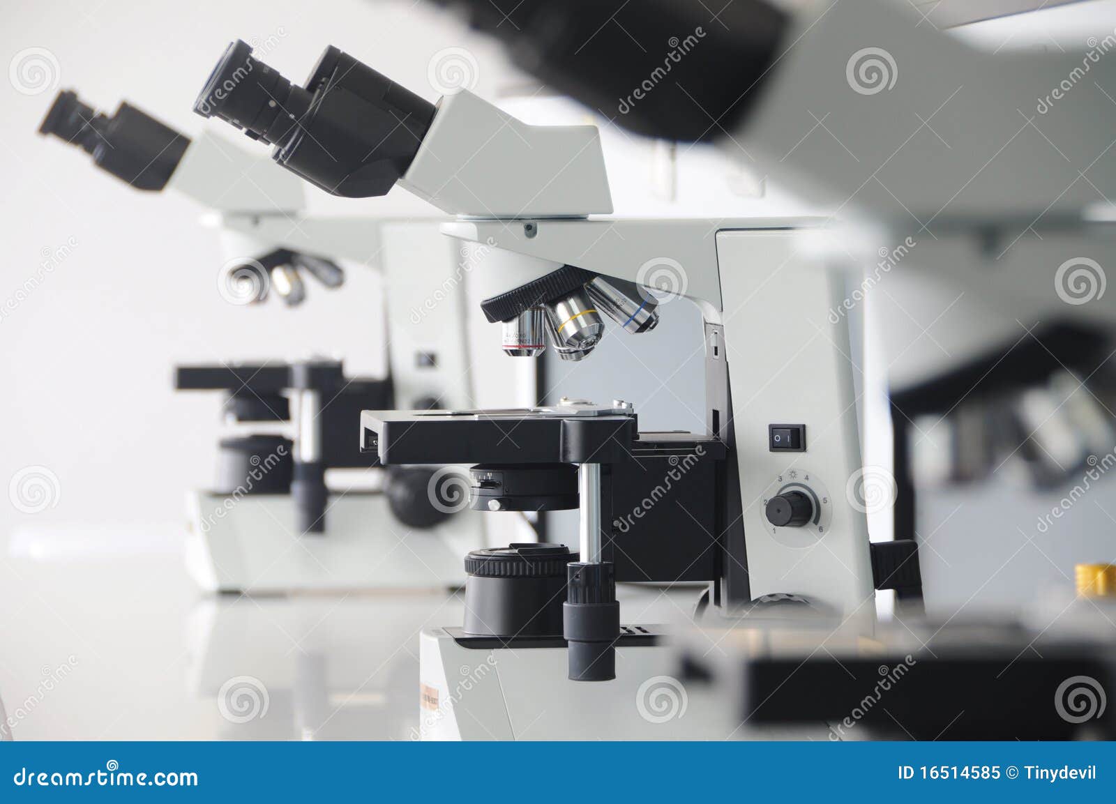 Microscopio imagen de archivo. Imagen de laboratorio - 16514585