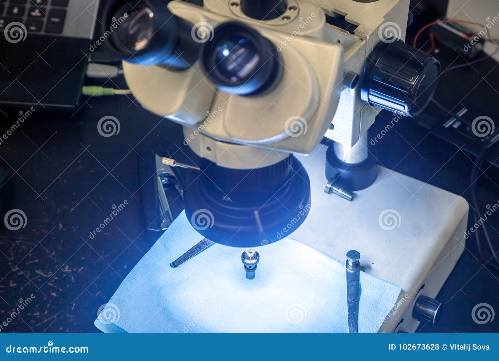 Microscopio Moderno Del Metal Foto de archivo - Imagen de desarrollo ...