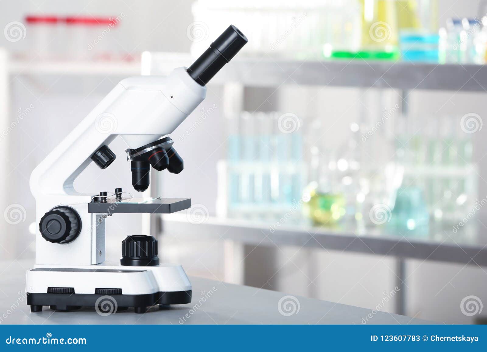 Microscopio Moderno En La Tabla En Laboratorio Imagen de archivo ...