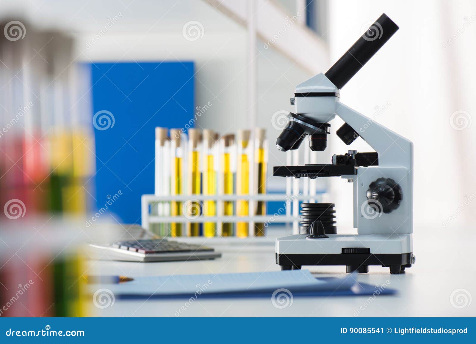 Microscopio Y Tubos De Ensayo Imagen de archivo - Imagen de ...