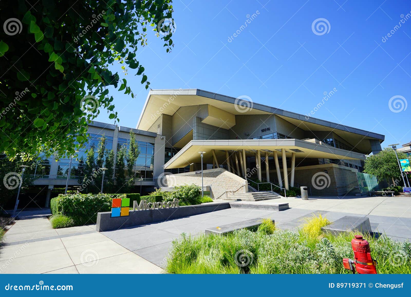 Microsoft headquarter editorial photo. Image of office - 89719371