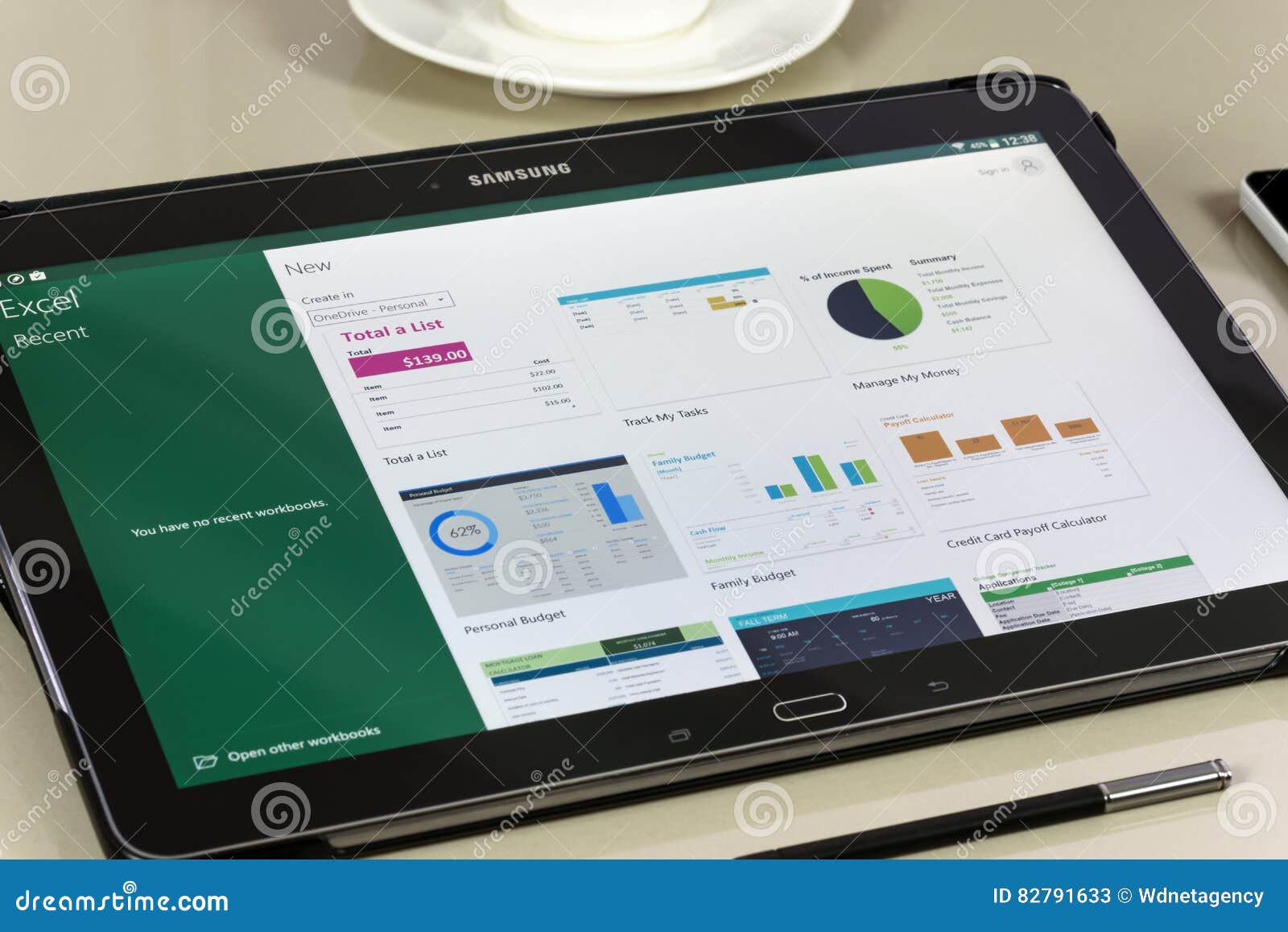 Microsoft Office Excel App En La Tableta De Samsung Foto de archivo ...