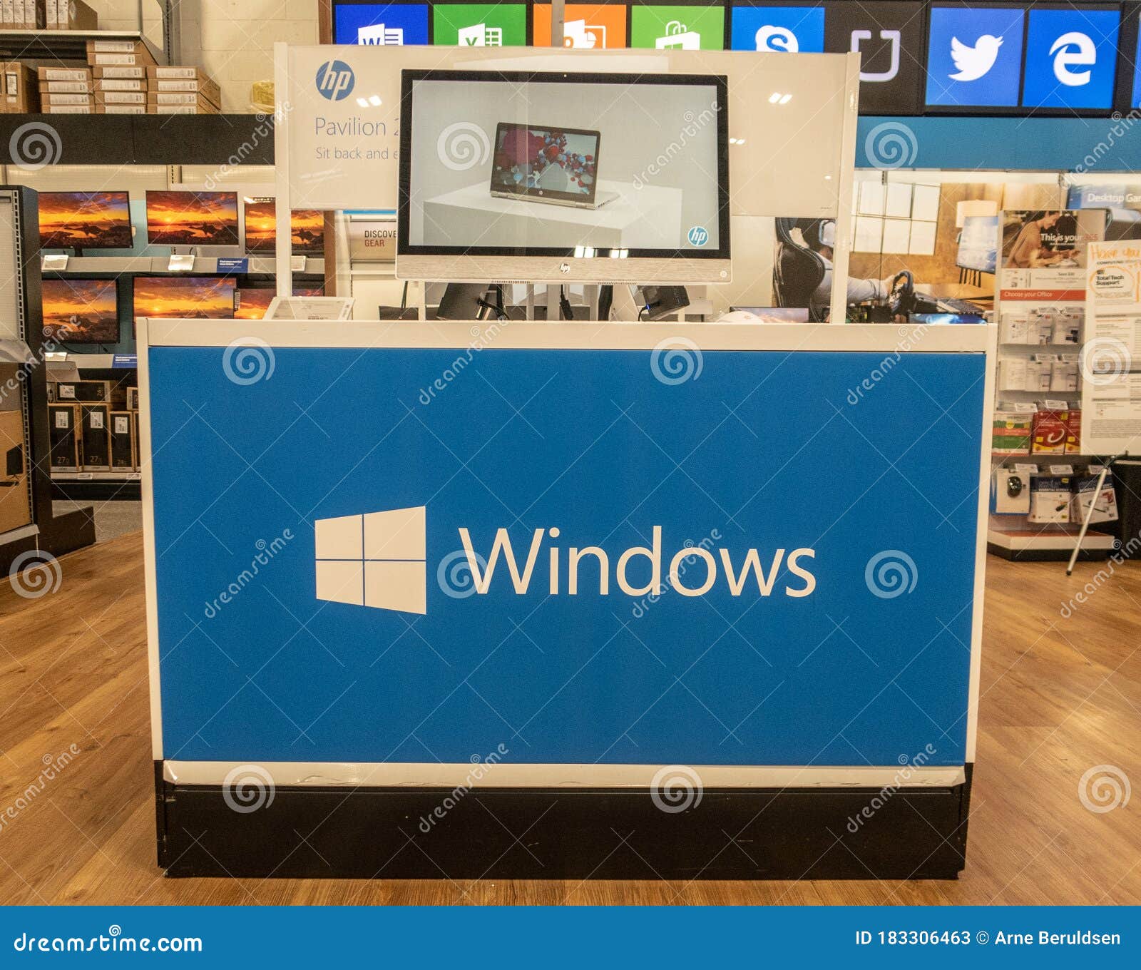 A Microsoft Windows Display Editorial Stock Photo - Image of shopping ...