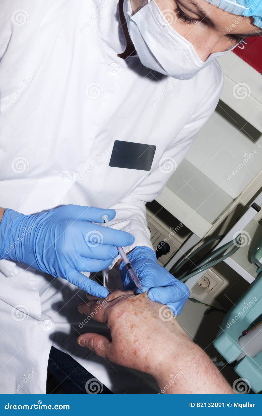 Microsurgery : Doctor Performs Local Anesthesia on the Hand Stock Image ...
