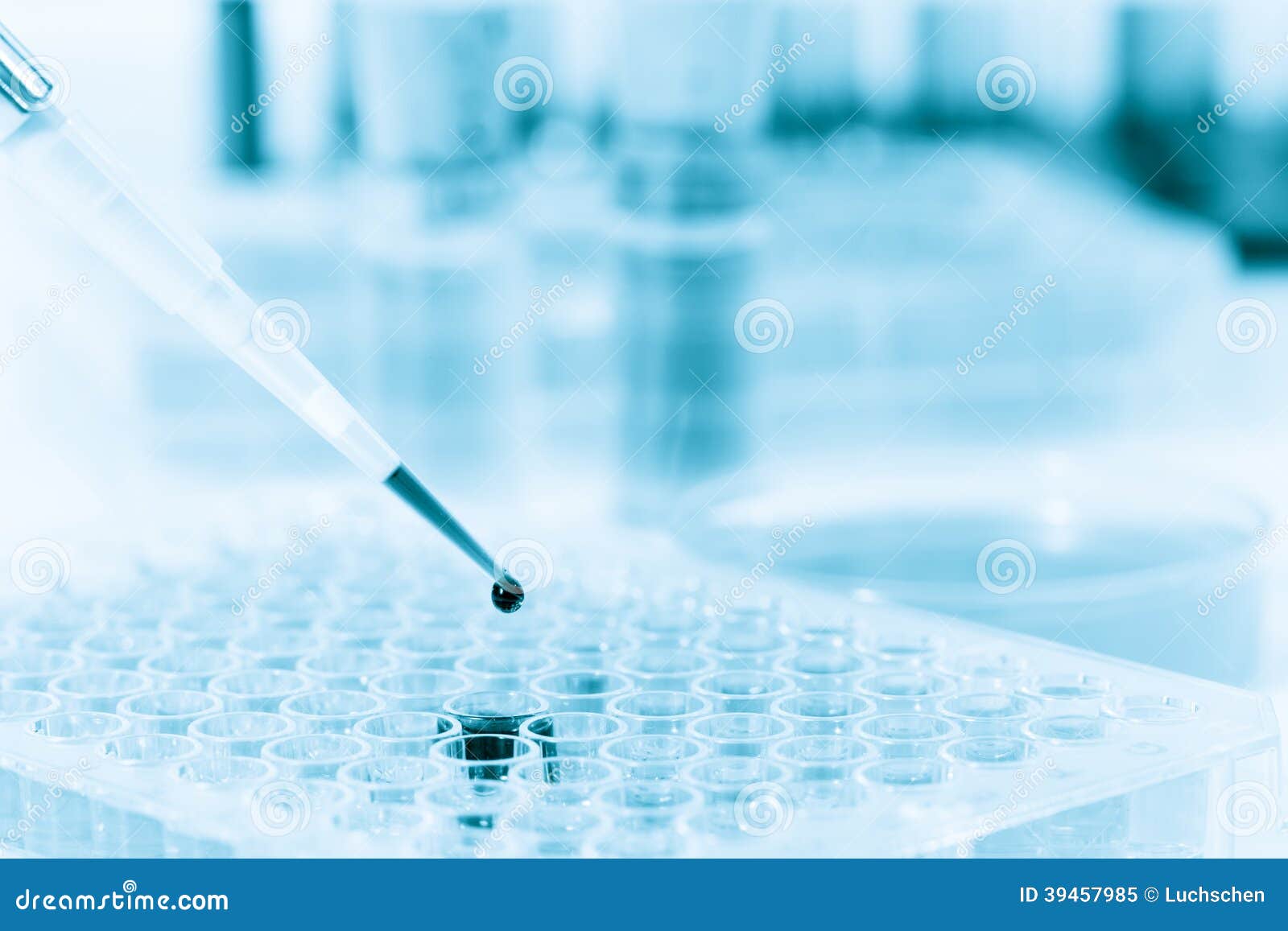 Microtubes En Micropipet Laboratoriumtest Stock Afbeelding - Image of ...