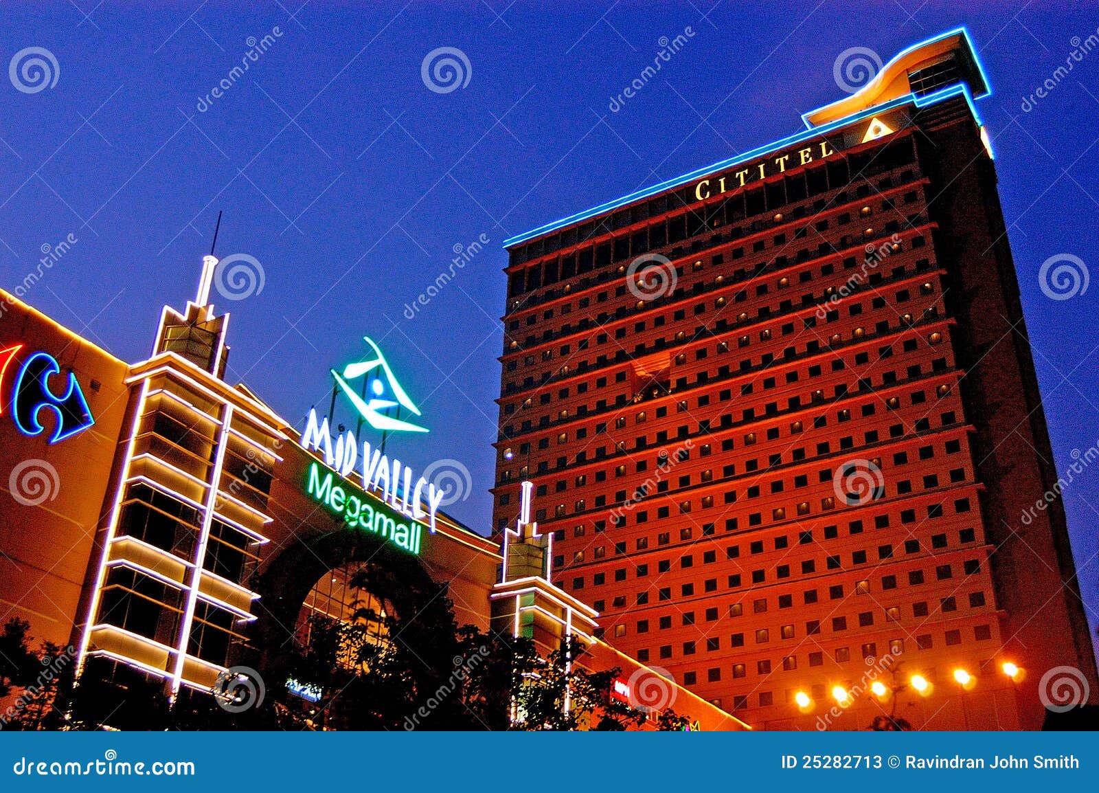 Mid Valley Megamall editorial stock photo. Image of kuala - 25282713