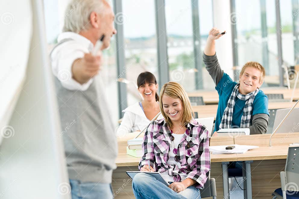 Middelbare School - Drie Studenten Met Rijpe Professor Stock Afbeelding ...