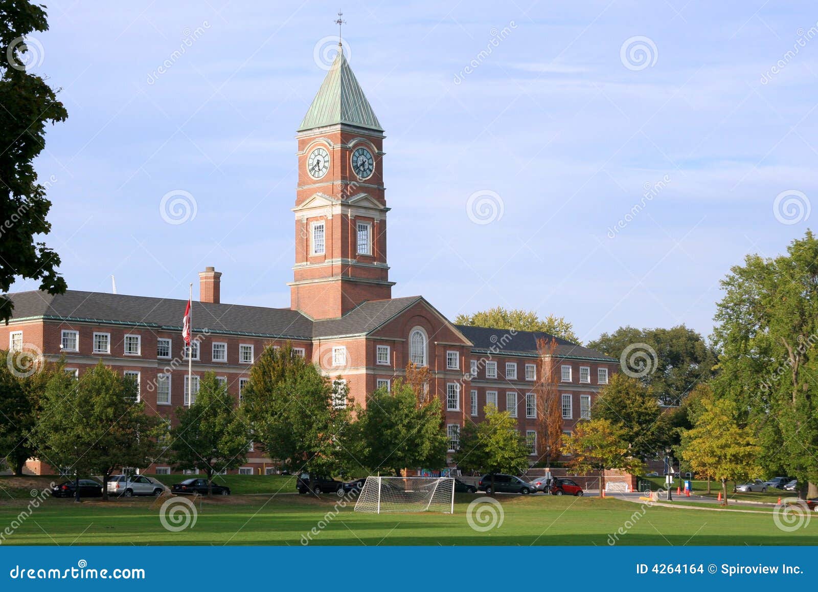 Middelbare School Met Clocktower Stock Foto - Image of hoog, netto: 4264164