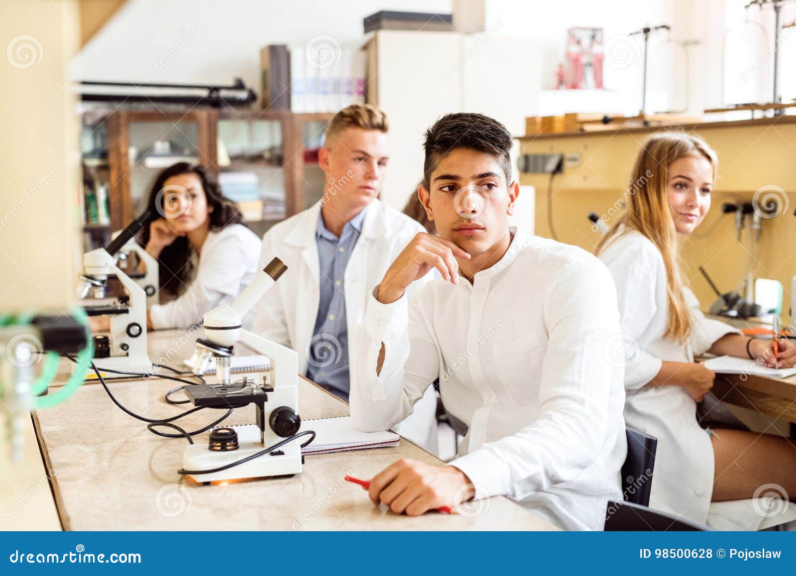 Middelbare Schoolstudent Met Microscopen in Laboratorium Stock Foto ...