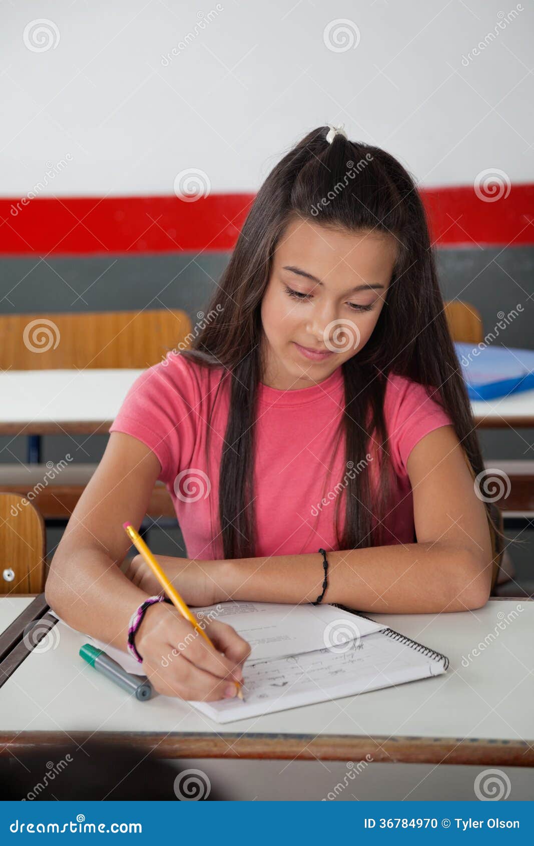 Middelbare Schoolstudent Writing in Book Bij Bureau Stock Foto - Image ... Middelbare Schoolstudent Writing in Book Bij Bureau Stock Foto - Image ...