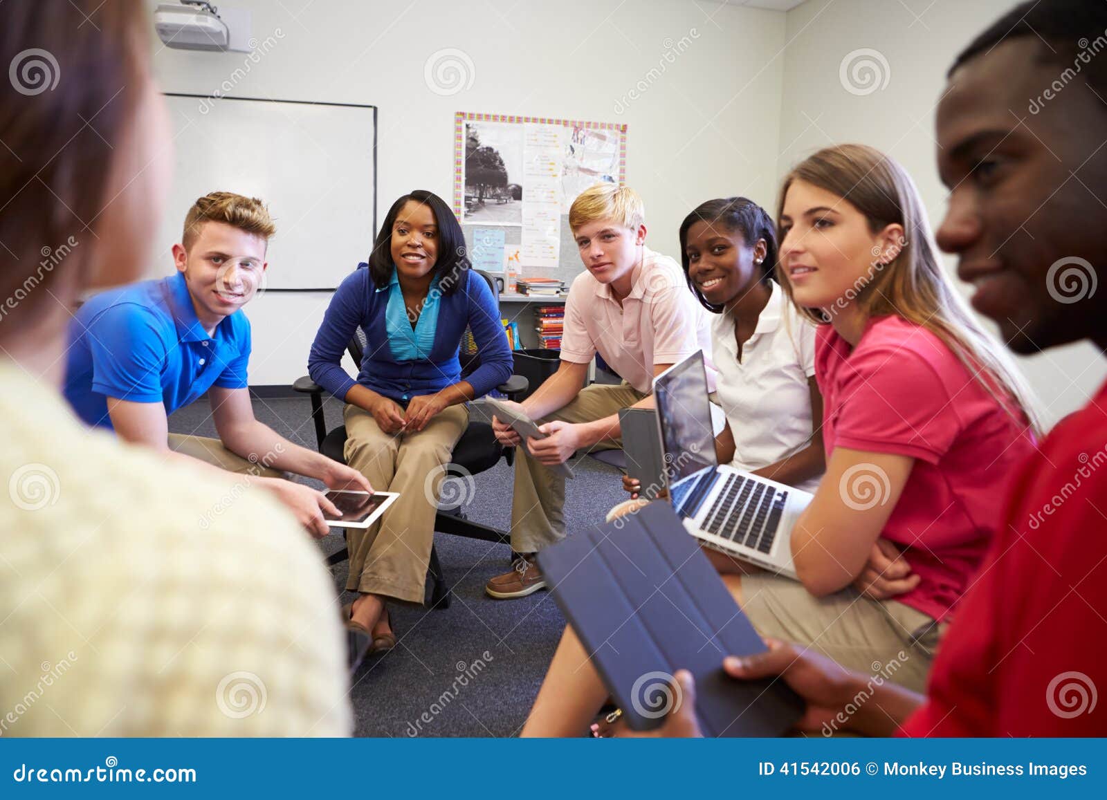 Middelbare Schoolstudenten Die Aan Groep Discussi Deelnemen Stock Foto ...
