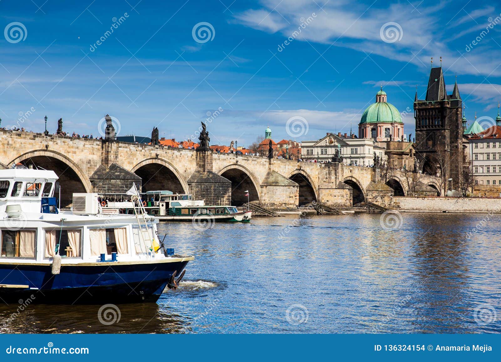 Middeleeuws Charles Bridge Over De Vltava-rivier in De Stad Van Praag ...