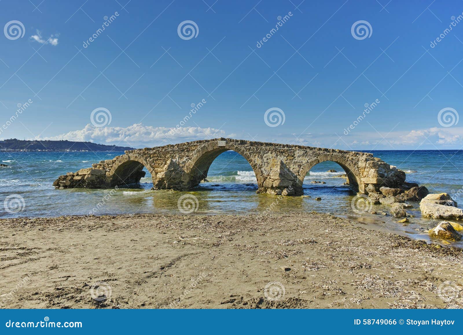 Middeleeuwse Brug in Het Water Bij Argassi-strand, Het Eiland Van ...