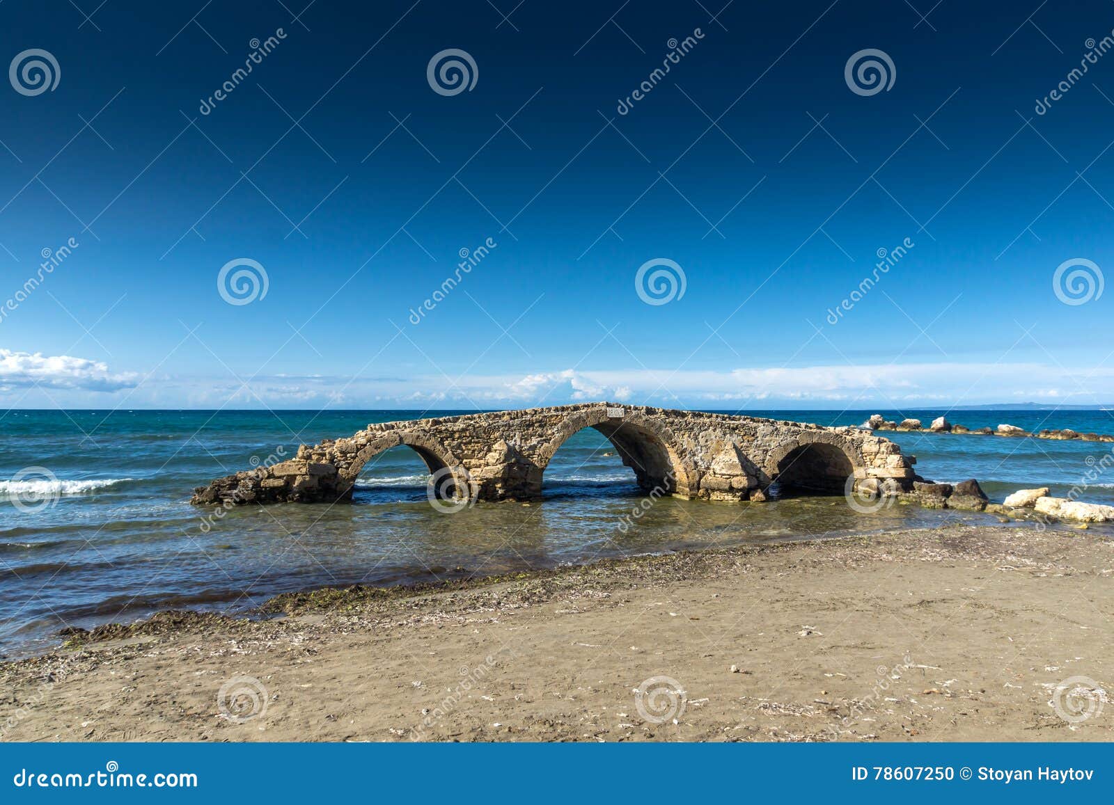 Middeleeuwse Brug in Het Water Bij Argassi-strand, Het Eiland Van ...