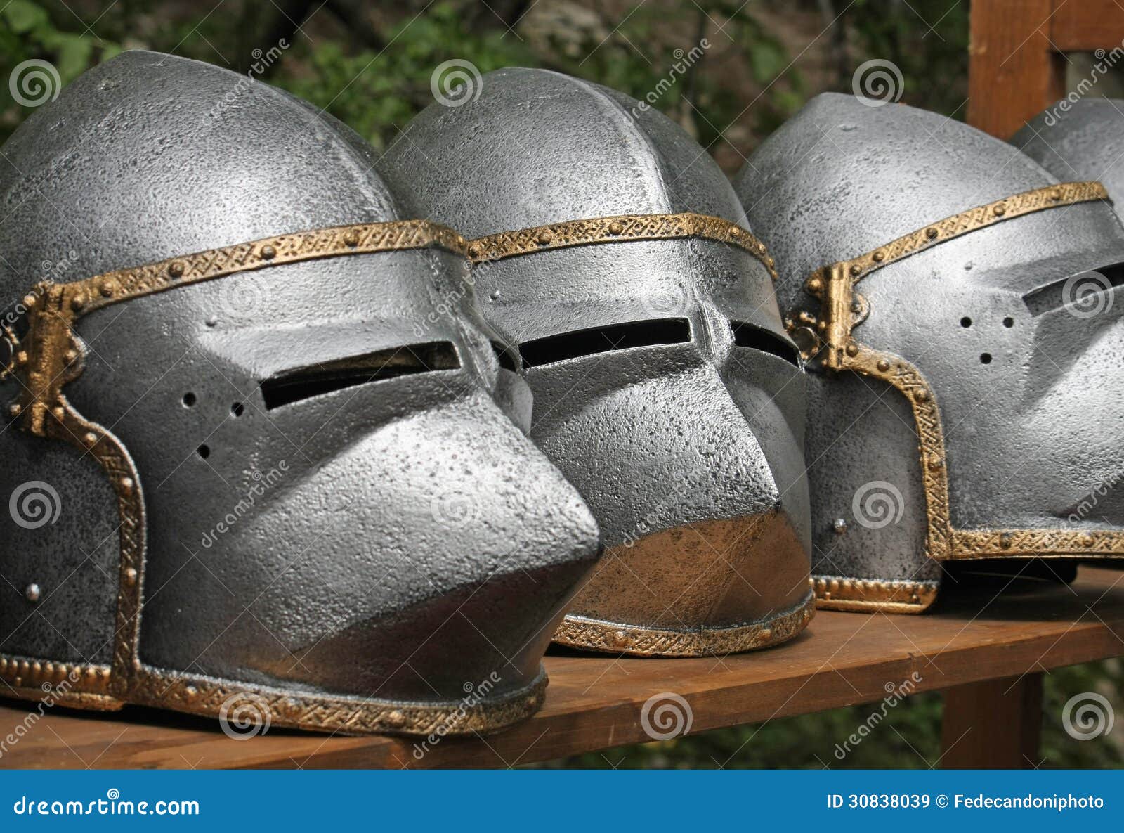 Middeleeuwse helmen stock afbeelding. Image of helm, masker - 30838039