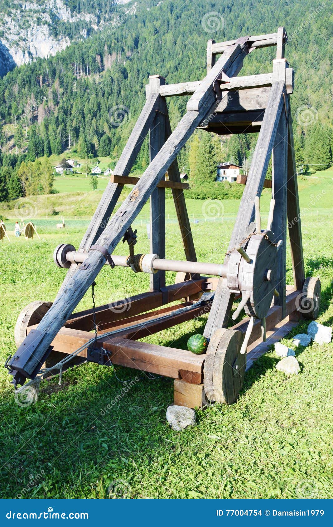 Middeleeuwse katapult stock foto. Image of strijd, katapult - 77004754