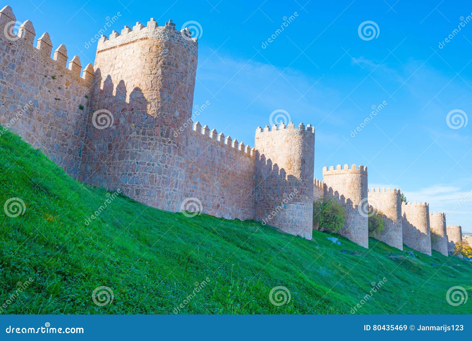 Middeleeuwse Muur Rond De Stad Van Avila Stock Afbeelding - Image of ...