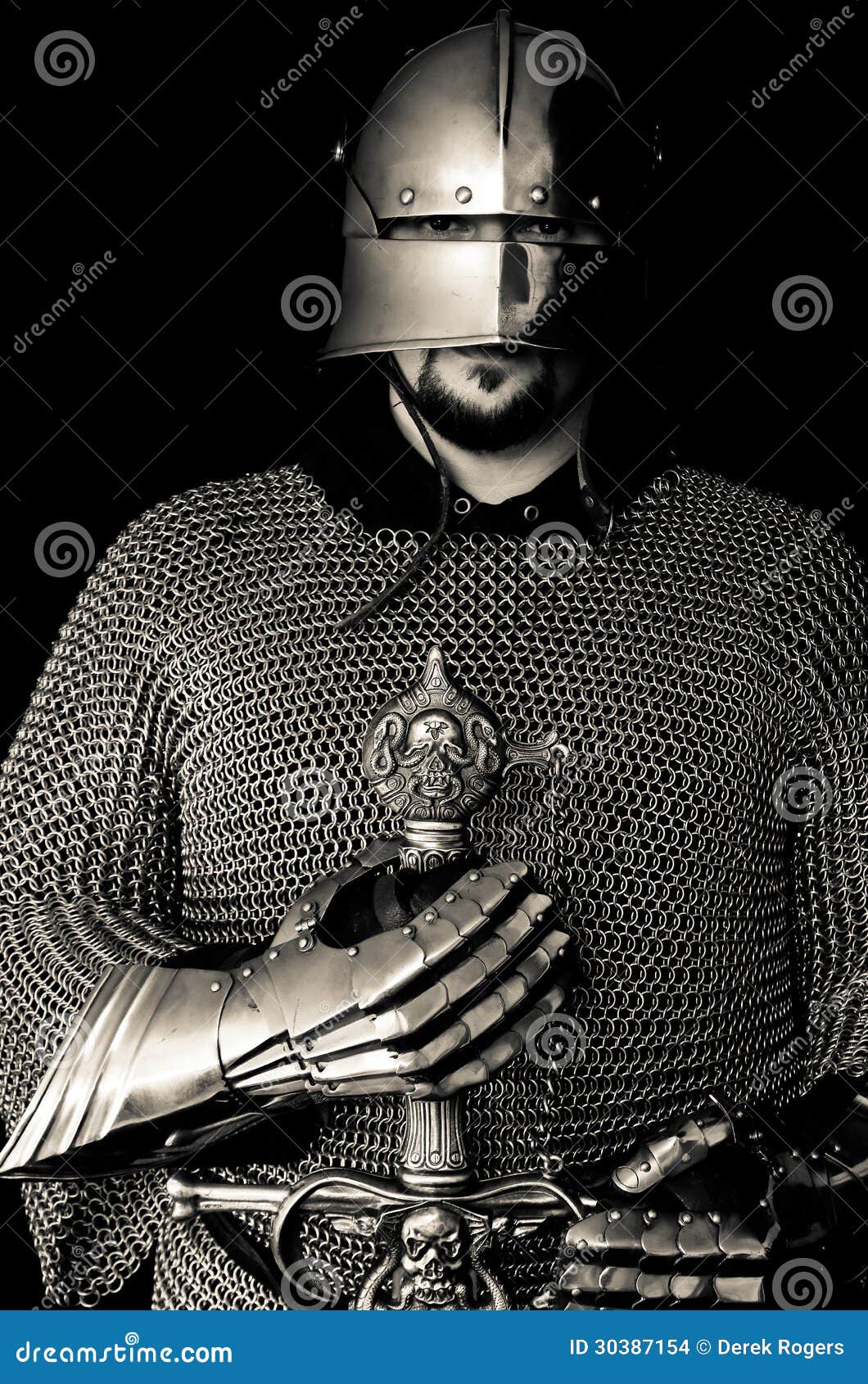 Middeleeuwse Ridder Met Helm En Zwaard Stock Foto - Image of engels ...