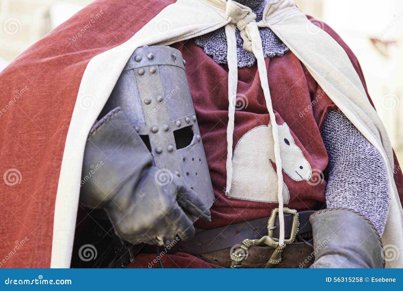 Middeleeuwse Schil Van Een Ridder Templar Stock Foto - Image of zwaar ...