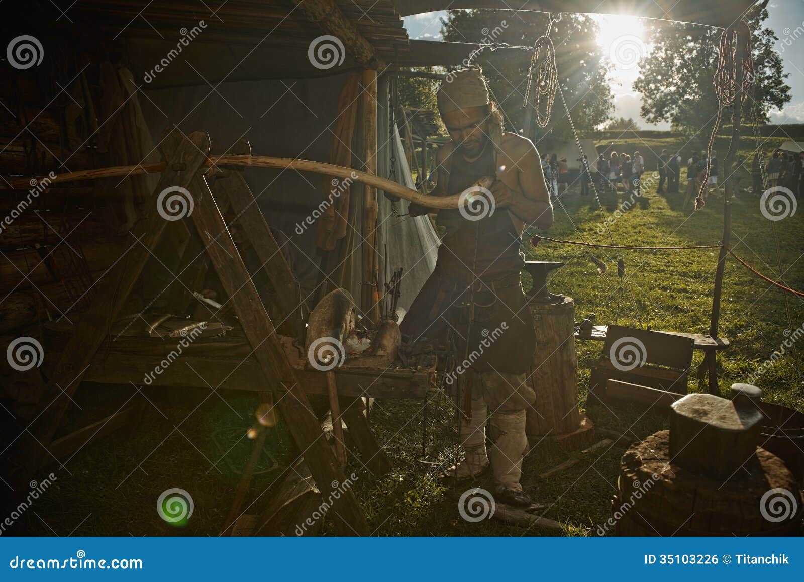 Middeleeuwse smid redactionele foto. Image of verbranding - 35103226