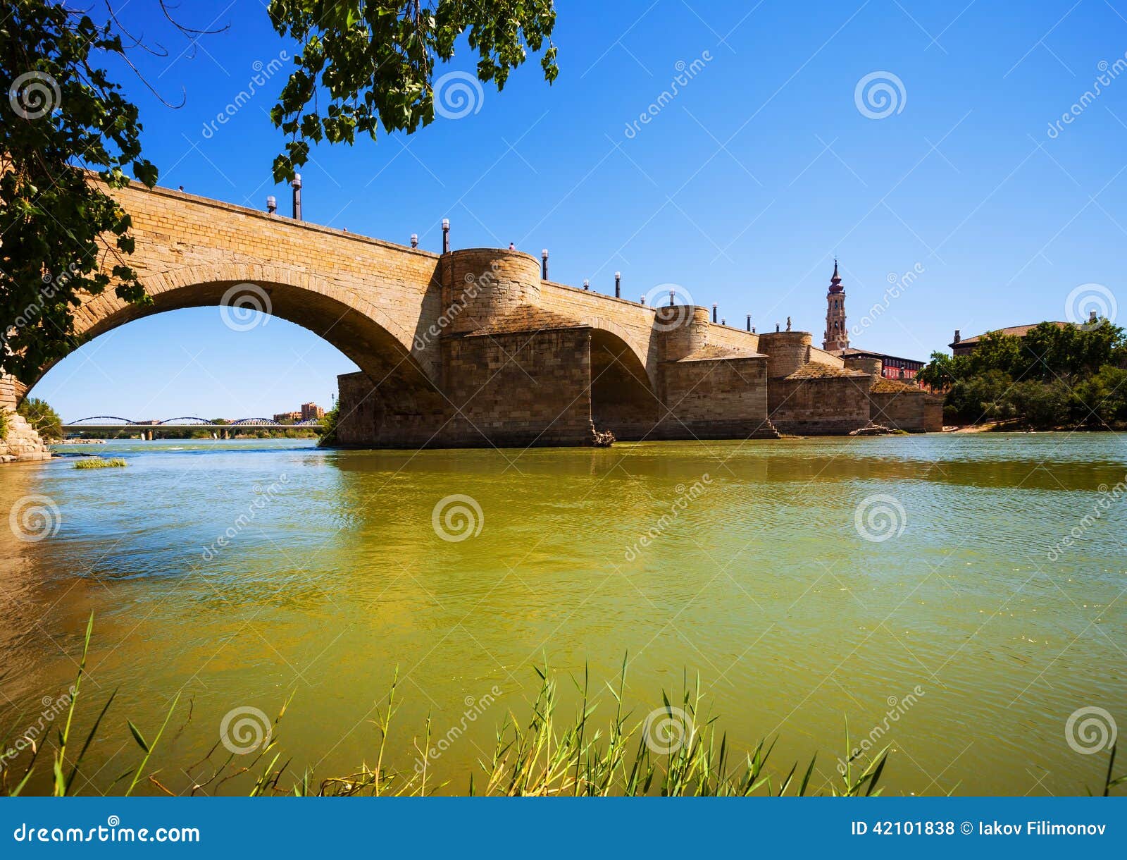 Middeleeuwse Steenbrug Over Ebro Rivier in Zaragoza Stock Foto - Image ...