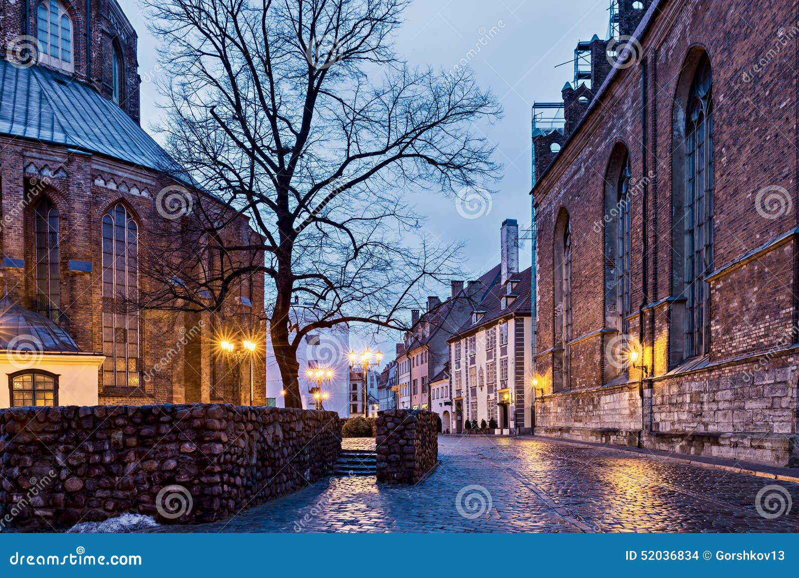Middeleeuwse Straat in De Oude Stad Van Riga, Letland Stock Foto ...