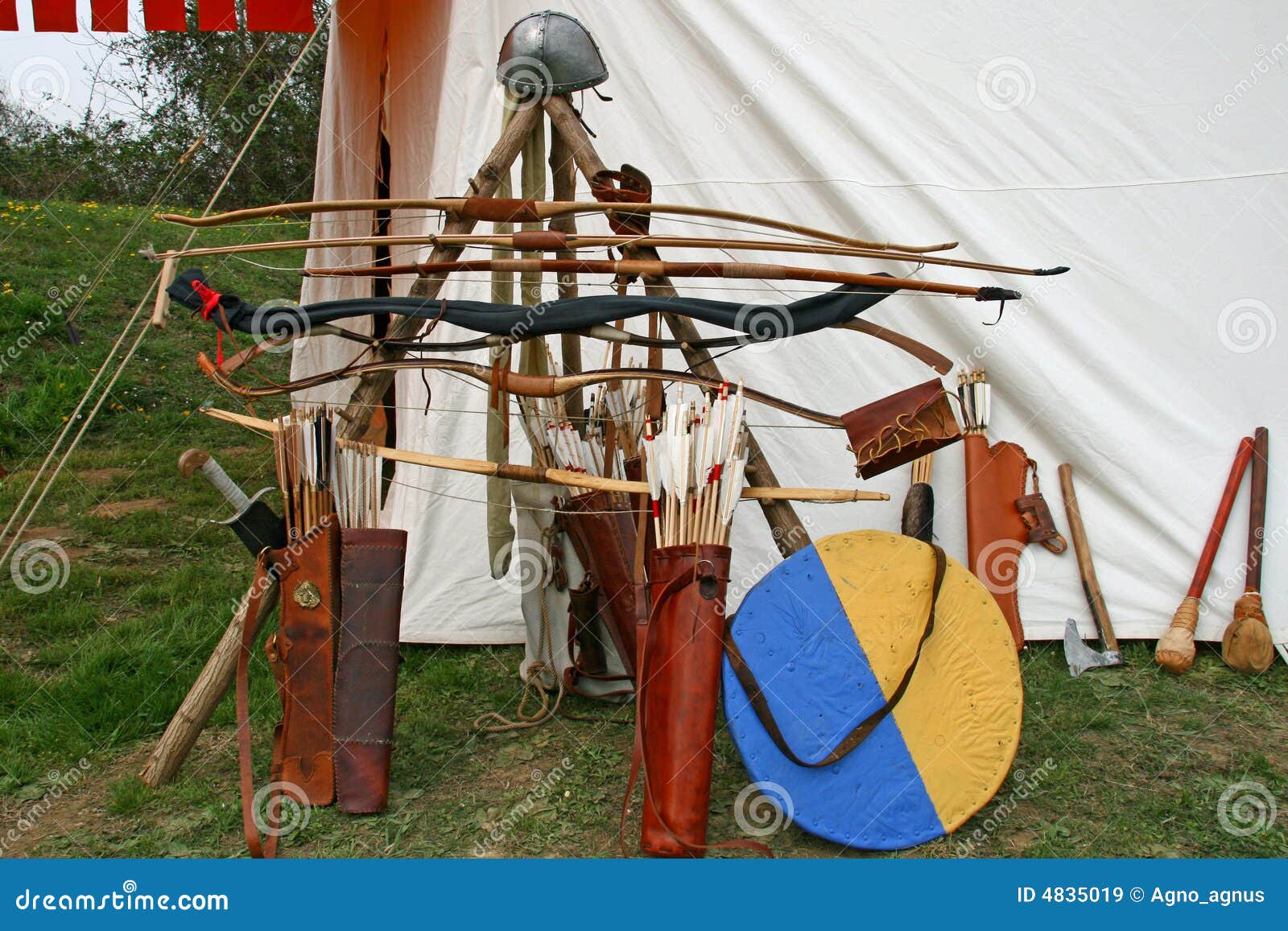 Middeleeuwse wapens stock afbeelding. Image of gevecht - 4835019