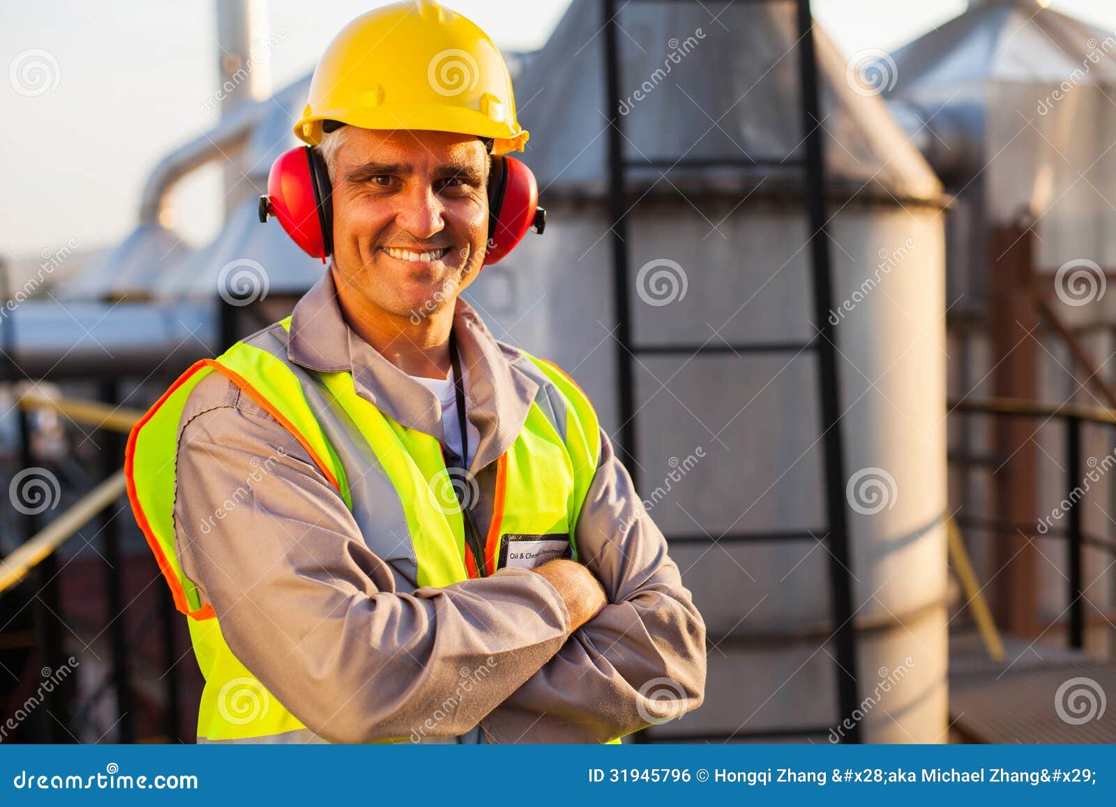 Midden oude arbeider stock foto. Image of fabriek, midden - 31945796