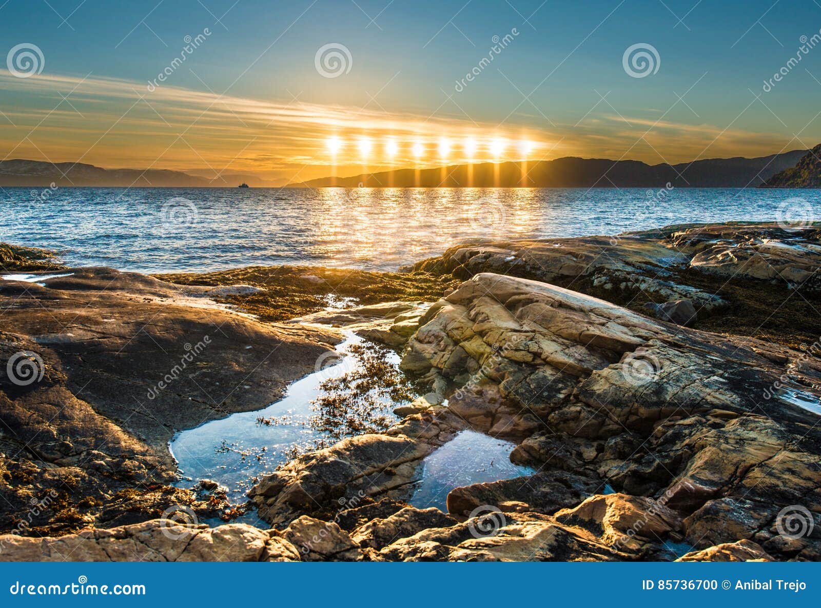 Midnatt Sol Nära Alta, Norge Arkivfoto - Bild av horisont, midnatt ...