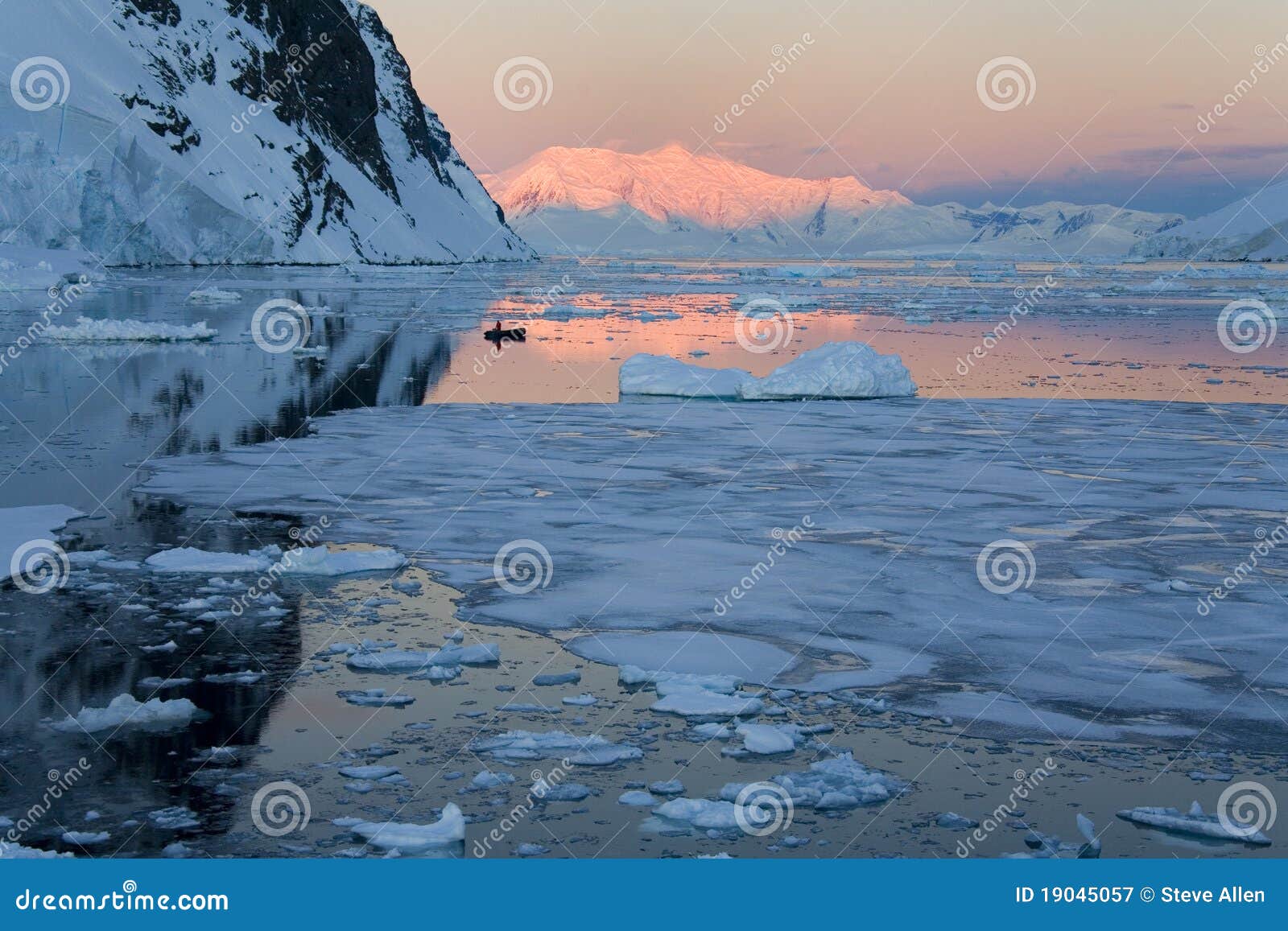Midnight Sun - Antarctica stock image. Image of coast - 19045057