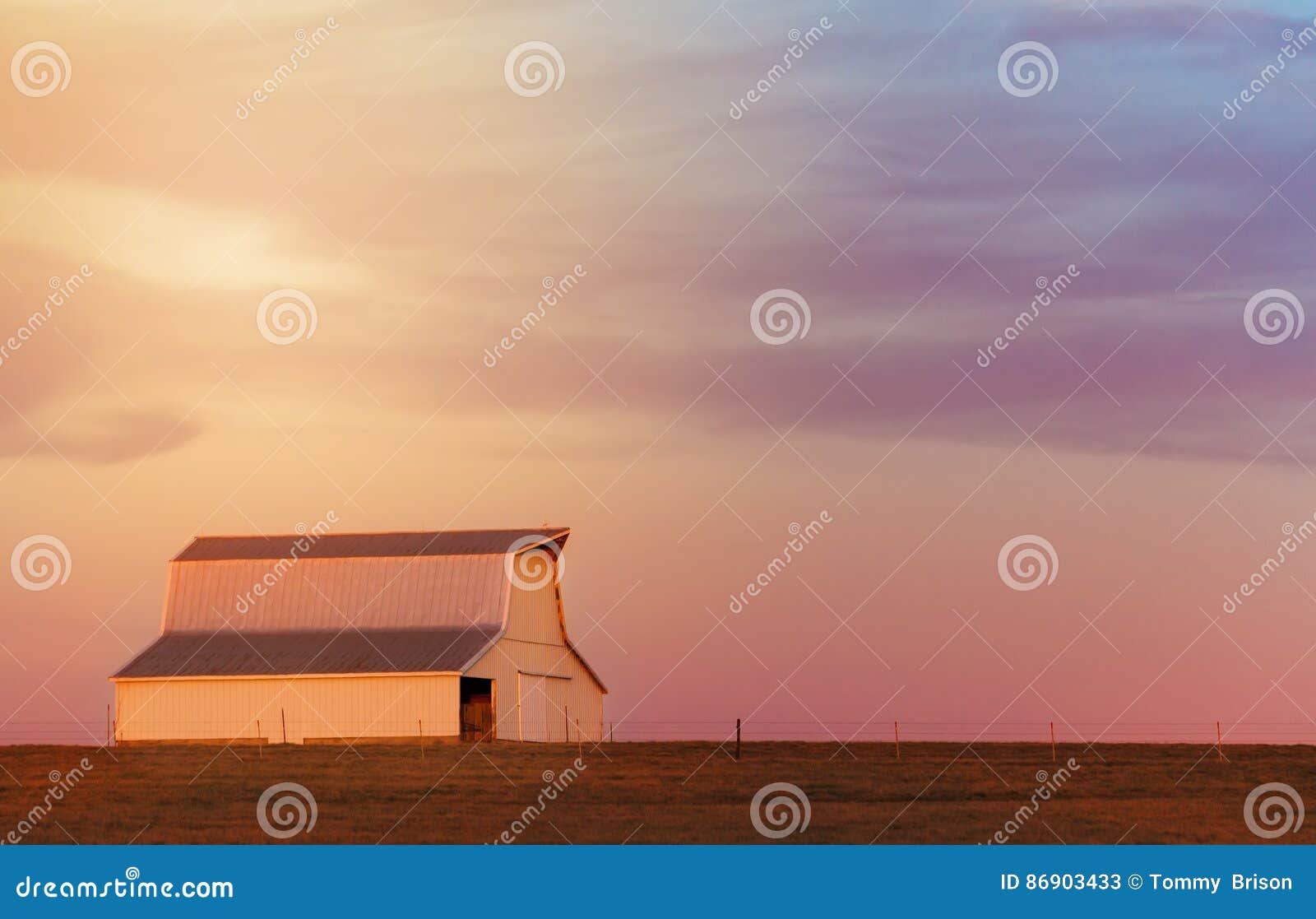 Midwest Barn at Sunset stock image. Image of farmland - 86903433