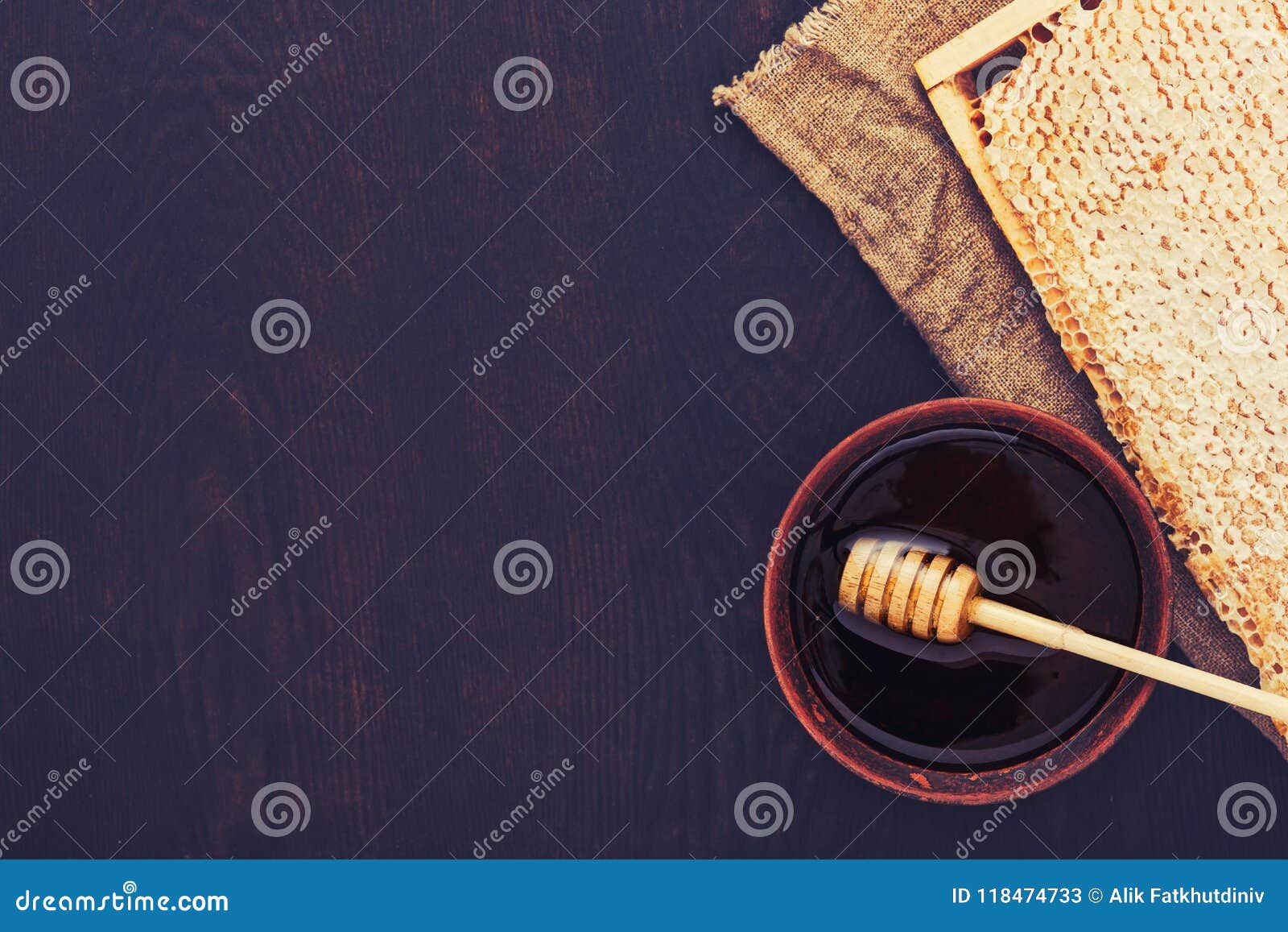 Miel Con El Cazo De Madera De La Miel En La Tabla De Madera Imagen de ...