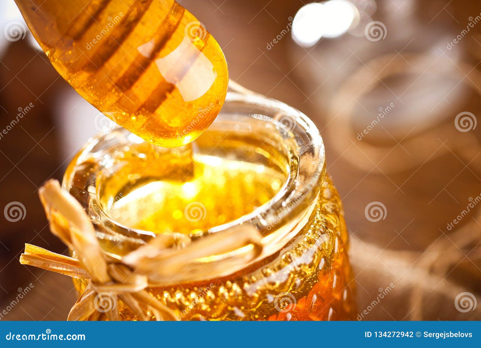 Miel Con El Cazo De Madera De La Miel En La Tabla De Madera Foto de ...