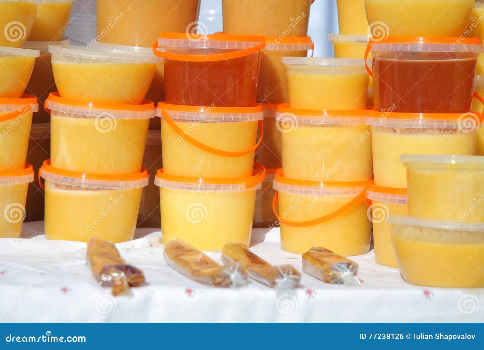 Miel En Envases De Plástico Foto de archivo - Imagen de anaranjado ...