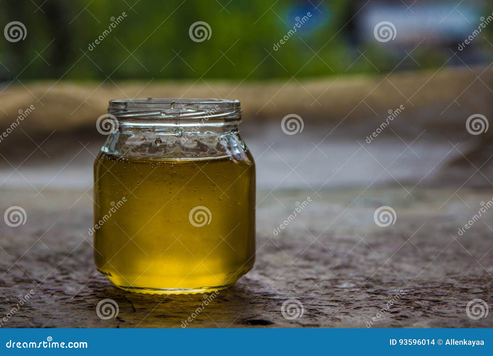 Miel En Tarro Y Ventana Con Verde En Backcground Foto de archivo ...