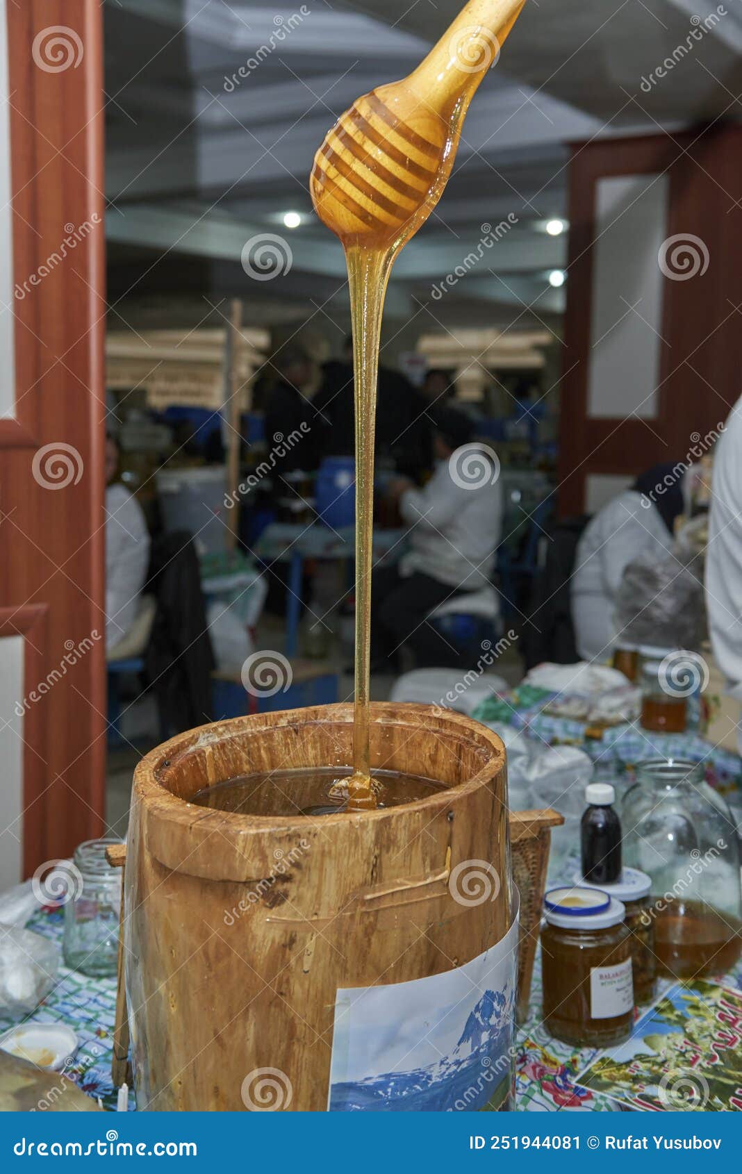 Miel En Un Cubo De Madera Natural Imagen de archivo - Imagen de madera ...