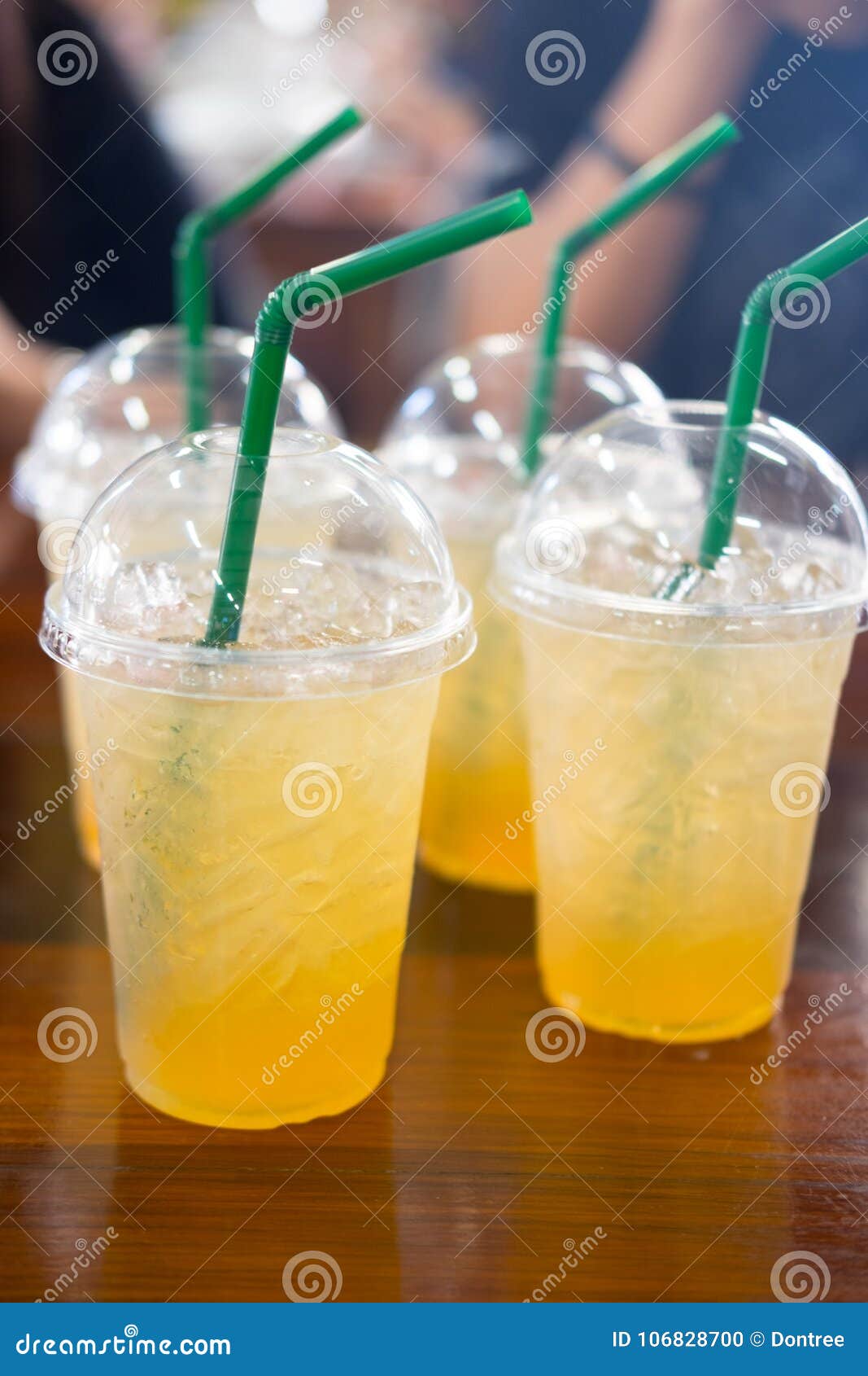 Miel jaune froid de citron photo stock. Image du ingrédient - 106828700