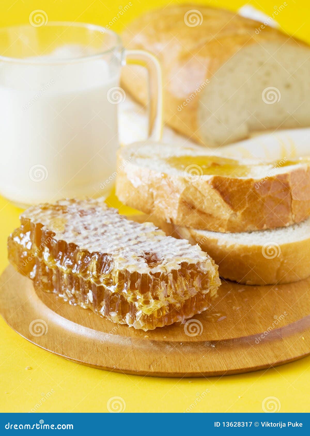 Miel, pan y leche imagen de archivo. Imagen de taza, bocado - 13628317