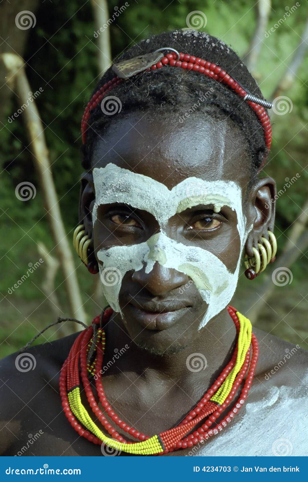 Miembro de la tribu foto de archivo editorial. Imagen de color - 4234703