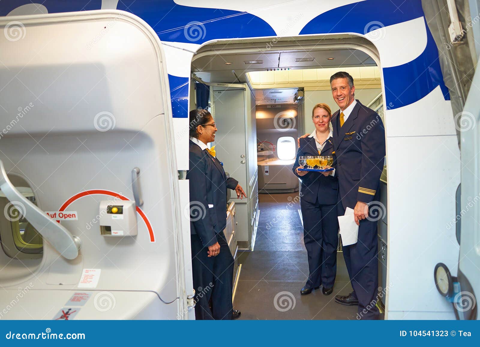 Miembro Del Equipo De Lufthansa Foto de archivo editorial - Imagen de ... Miembro Del Equipo De Lufthansa Foto de archivo editorial - Imagen de ...