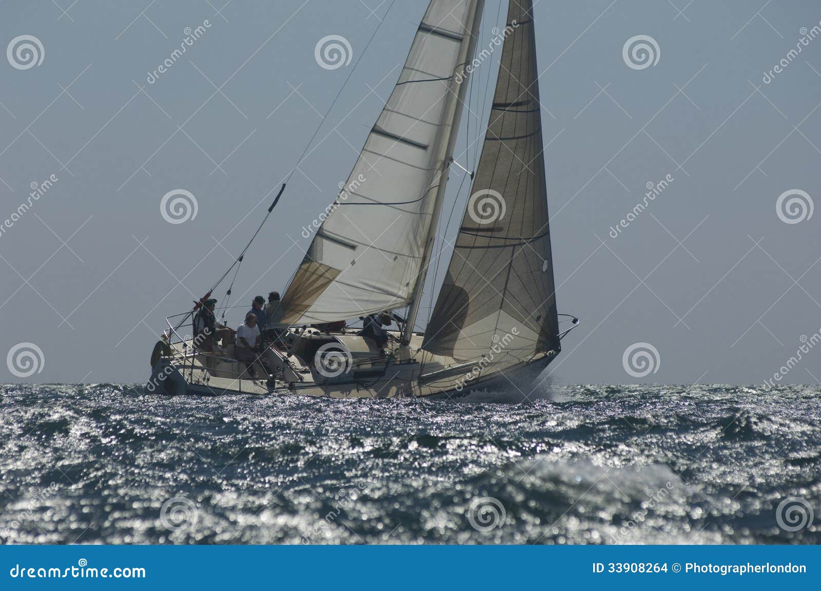 Miembros Del Equipo En El Velero Foto de archivo - Imagen de velocidad ...