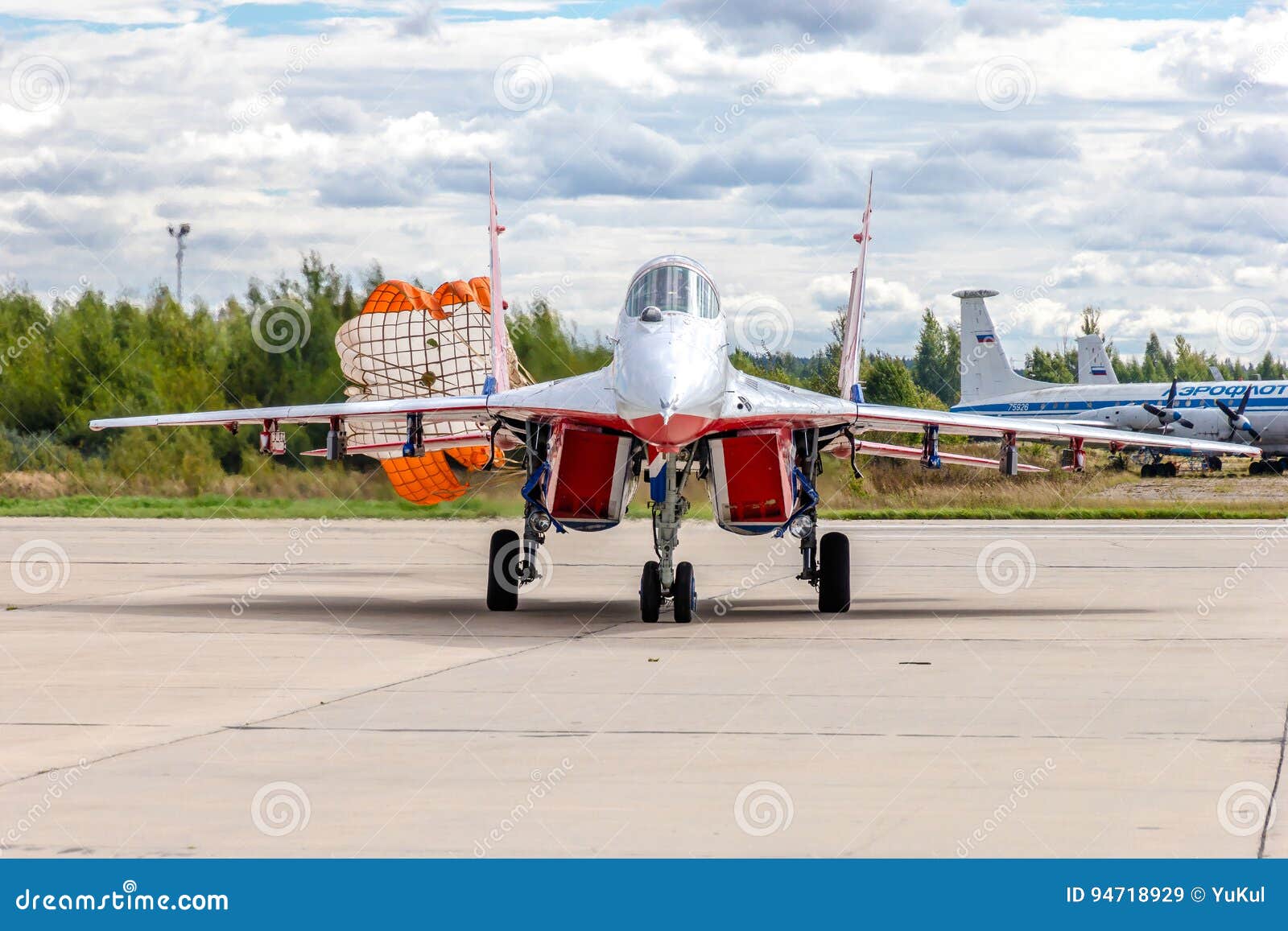 MiG-29 editorial stock image. Image of aerobatics, parachute - 94718929