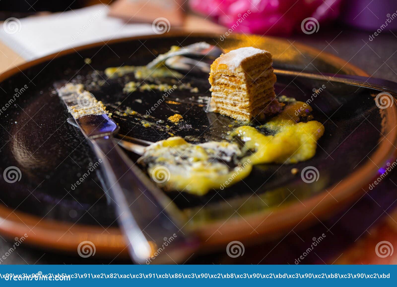Migalhas De Bolo Comido Em Prato Com Garfo. Imagem de Stock - Imagem de ...