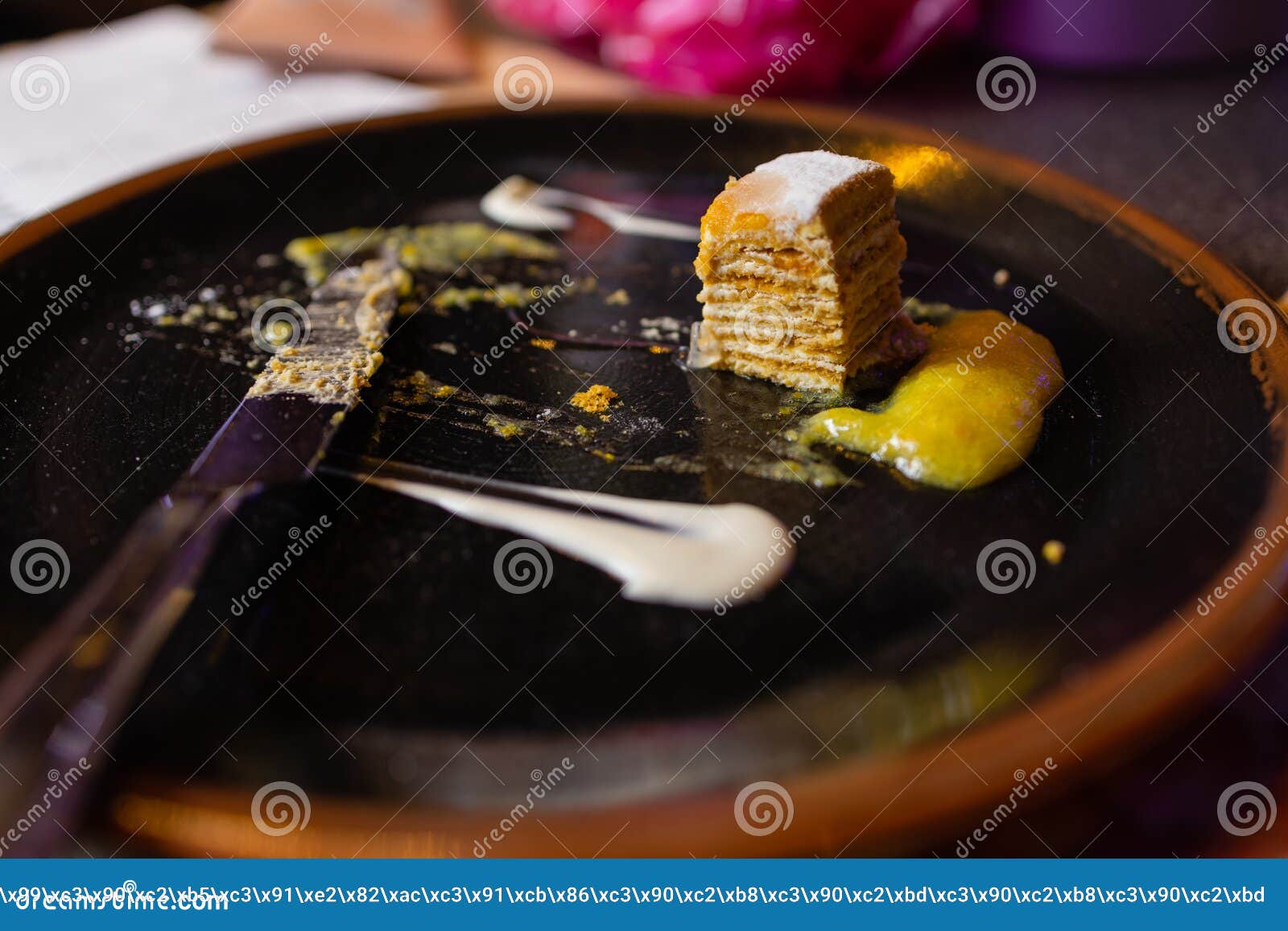 Migalhas De Bolo Comido Em Prato Com Garfo. Foto de Stock - Imagem de ...