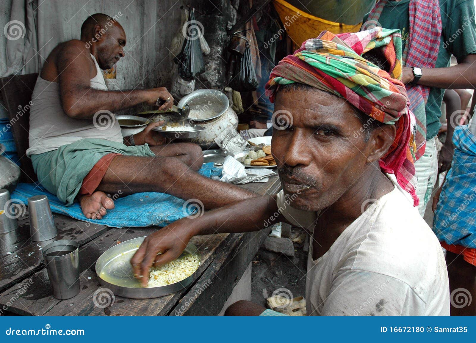 Migrant labour in Kolkata. editorial image. Image of bengal - 16672180