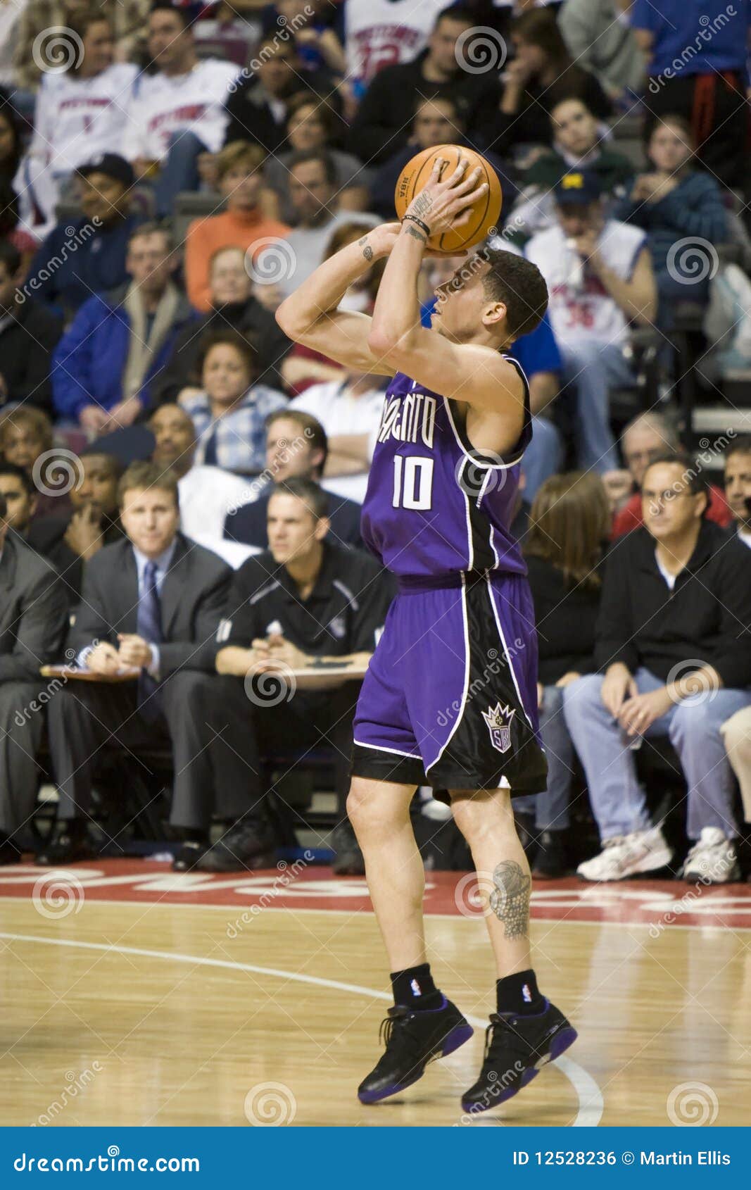 Mike Bibby Shoots the Ball editorial photo. Image of sacramento - 12528236