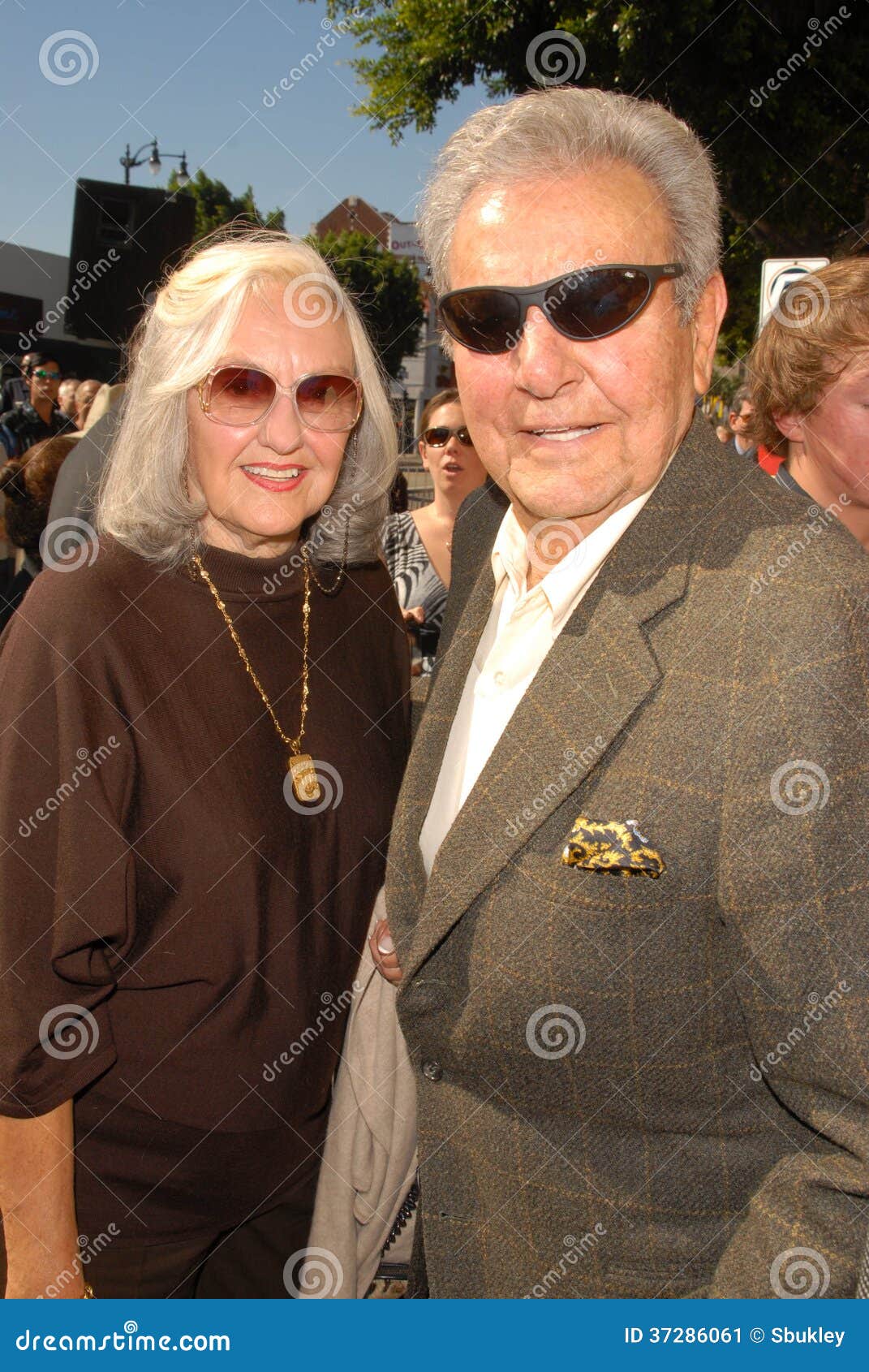 Mike Connors, Peter Graves foto editorial. Imagen de hollywood - 37286061