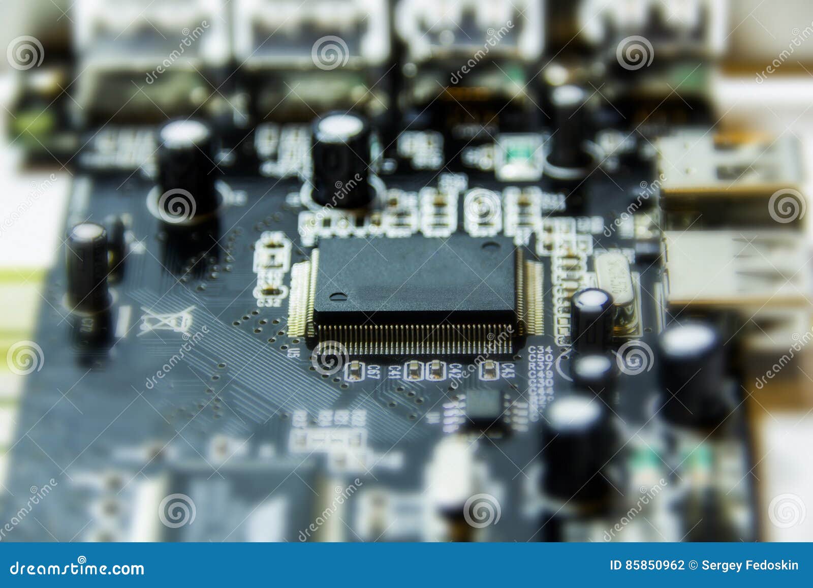 Mikrochips Und Transistoren Stockfoto - Bild von vorstand ...