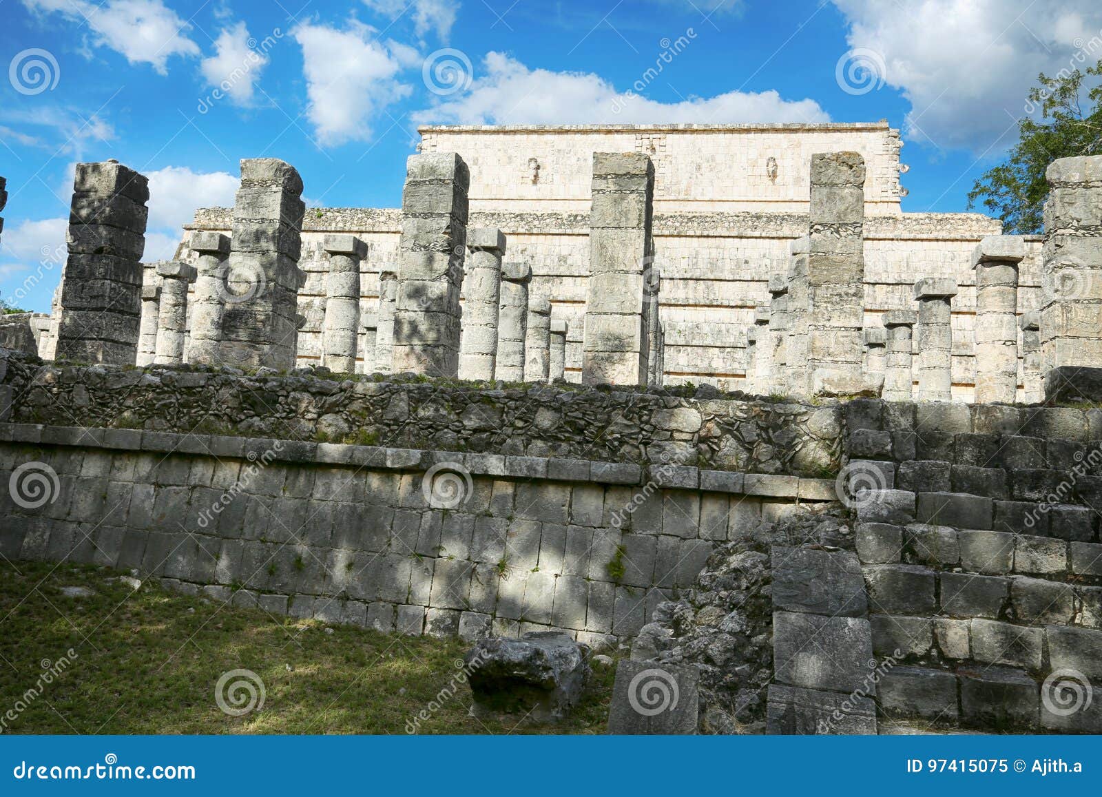 Mil Columnas Ruins at Chichen Itza Stock Image - Image of columns ...